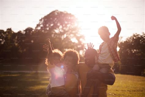 강하고 행복한 가족 자연에서 아프리카계 미국인 가족의 초상화 사진 Unsplash의 자연 이미지