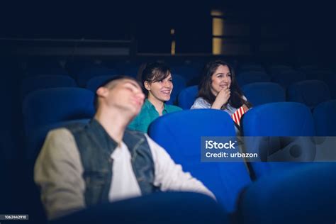 세 친구는 영화와 그들 중 하나에서 영화를 보고 주 무세요 20 29세에 대한 스톡 사진 및 기타 이미지 20 29세 개념