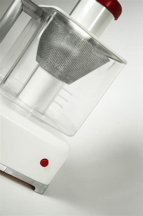 Juice Extractor On Behance Juice Extractor Juice Food Waste