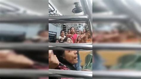 Mumbai Local Train Fight Viral Video Women Passengers Fight Over Seat