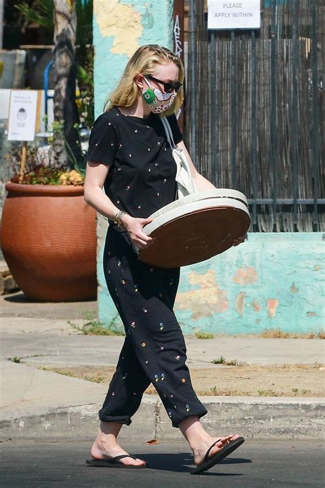 Dakota Fanning Feet War Of The Worlds Star Hd Photo Gallery