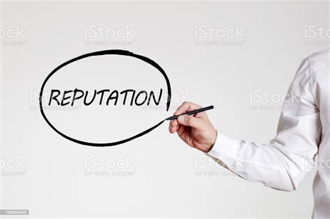사업가는 회색 배경에 윤곽원으로 평판이라는 단어를 씁니다 비즈니스 또는 회사 평판 개념에 대한 스톡 사진 및 기타 이미지