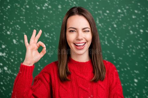 Retrato De Una Chica Con Pullover Roja Que Muestra El Cartel Correcto