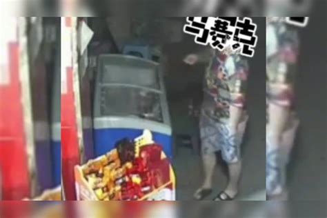 小伙开着奔驰偷槟榔，拿了一包又一包