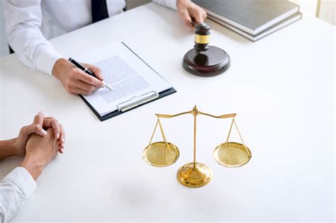 기업인 이나 변호사 계약 계약을 논의 하는 팀 회의 문서 정의 배경 법적 법률 조언 및 정의 개념에 법률 사무소에서 변호사와