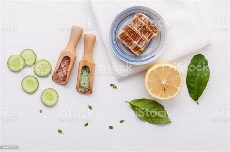 천연 허브 스킨 케어 제품입니다 상위 뷰 재료 오이 꿀 레몬 히말라야 최고의 테이블 개념에 소금 모든 자연 얼굴 로션 페이셜
