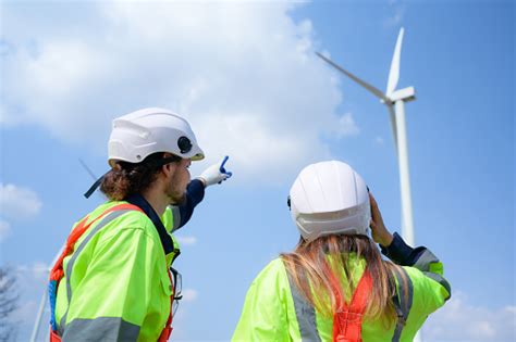 자연 에너지 풍력 터빈 현장에 주둔하는 남녀 엔지니어 풍력 에너지를 전기로 변환하는 주요 풍력 터빈 운영에 대한 일일 감사 작업 2명에 대한 스톡 사진 및 기타 이미지