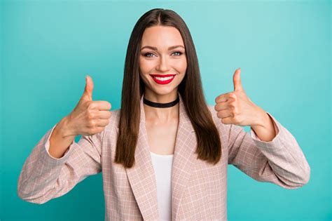 밝은 생생한 빛 선명한 녹색 청록색 색상 배경에 고립 된 두 개의 더블 엄지 손가락을 보여주는 좋은 매력적인 매력적인 매력적인