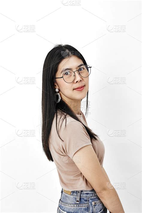 眼镜女孩不看镜头注视镜头衣服可爱的亚洲商务专业人员背景分离