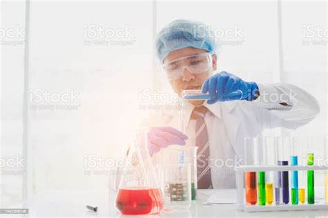 과학자 또는 연구원 액체 샘플 테스트 튜브에는 피 펫으로 보고 있다 Stem 주제에 대한 스톡 사진 및 기타 이미지 Stem 주제 건강관리와 의술 과학 Istock