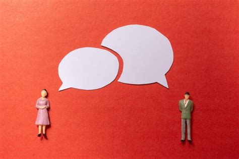 Premium Photo Man And Woman Figurine And Mini Speech Bubbles Cut Out