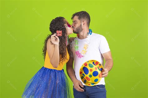 Casal De Jovens Homem E Mulher Usando Fantasia De Carnaval Download Designi
