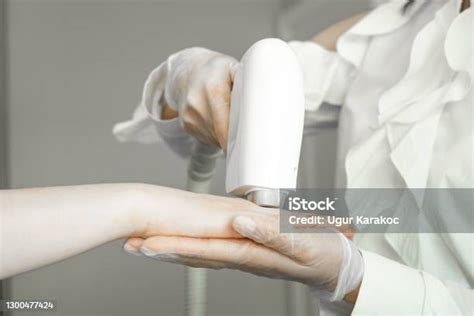 젊은 여자는 여자 팔에 의료 레이저와 제모 치료를 가지고 25 29세에 대한 스톡 사진 및 기타 이미지 25 29세 2명 Electrolysis Istock