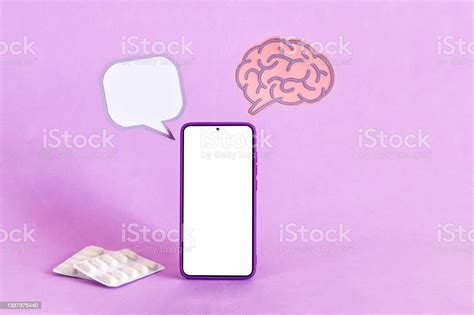 뇌 종이 컷 아웃 및 스마트 폰 간질 및 알츠하이머 인식 발작 장애 정신 건강 개념 0명에 대한 스톡 사진 및 기타 이미지