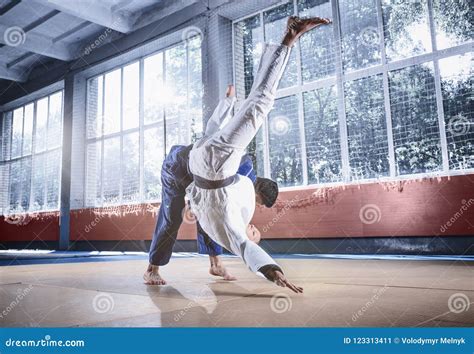 Dos Combatientes Del Judo Que Muestran Habilidad Técnica Mientras Que