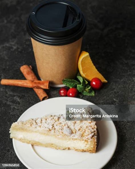 일회용 컵에 크리스마스 음료 오렌지 크랜베리 계피를 곁들인 차 파이 접시 크리스마스 과자 겨울에는 따뜻한 음료 새해 메뉴 계절에 따라 겨울 음료 0명에 대한 스톡 사진 및