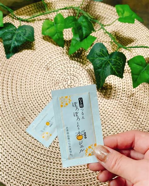 てぃけ 首のポツポツ！ 気になるな〜🙈 ぽろぽろとれる杏ジェル 取れてくれると嬉しいな〜☺️ これ凄く良い香りがして癒される 1回でポツ