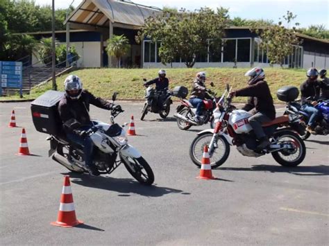 Maio Amarelo Piloto Profissional Orienta Motociclistas Sobre