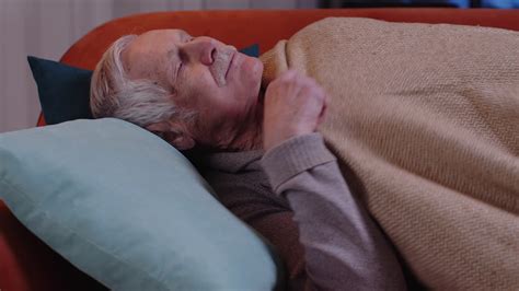 Vídeo Premium Cansado Un Anciano Anciano Acostado En La Cama Tomando