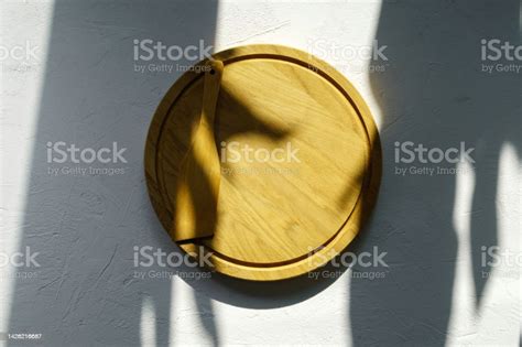 흰색 테이블에 둥근 나무 커팅 보드 텍스트 공간을 복사합니다 음식과 메뉴 배경 모형 Diy에 대한 스톡 사진 및 기타 이미지 Diy 갈색 공예 Istock