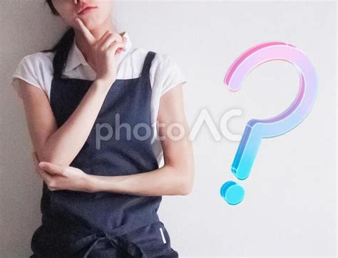 首をかしげる女性 No 1553895｜写真素材なら「写真ac」無料（フリー）ダウンロードok