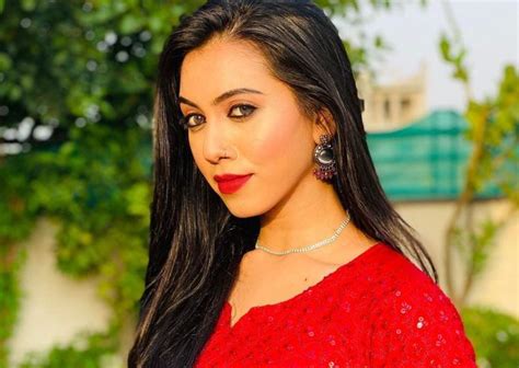 Simran Khans Instagram Twitter And Facebook On Idcrawl