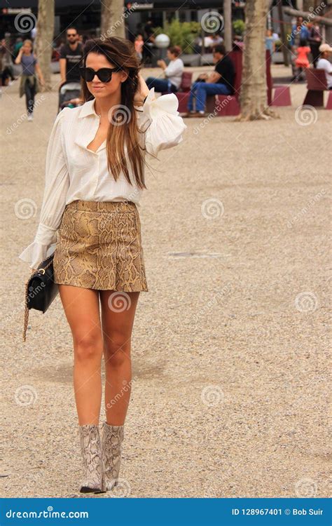 2319 Photos De Fille Sexy Dans Une Mini Jupe Photos De Stock