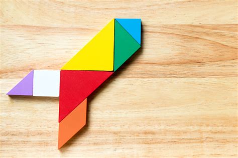 로켓 또는 미사일 모양 나무 배경 색상 Tangram 퍼즐 개념에 대한 스톡 사진 및 기타 이미지 개념 개발 개체 그룹