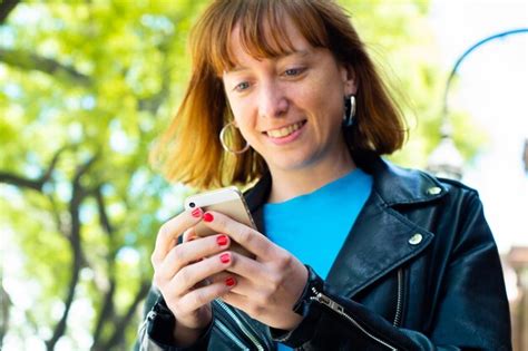 Premium Photo Portrait Of Smiling Woman Using Mobile Phone