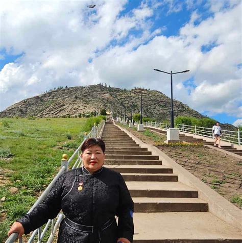 Самданнямын МӨНХЧУЛУУН Банкууд зээл авахдаа 1 ийн шимтгэл авч байгаа нь хууль зөрчиж байна