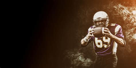 연기에 자신의 손에 공을 들고 미식 축구 선수 검은 배경 복사 공간 미식 축구 동기 부여 복사 공간의 개념 3차원 형태에 대한 스톡 사진 및 기타 이미지 Istock