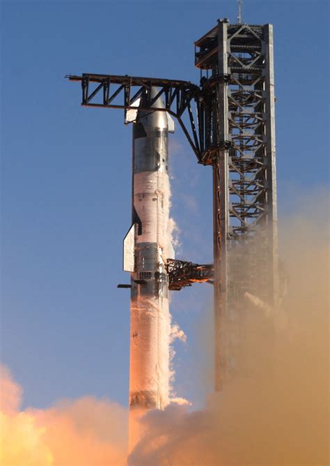 特朗普、馬斯克同框看spacex星艦試射 「筷子夾火箭」失敗 星島日報