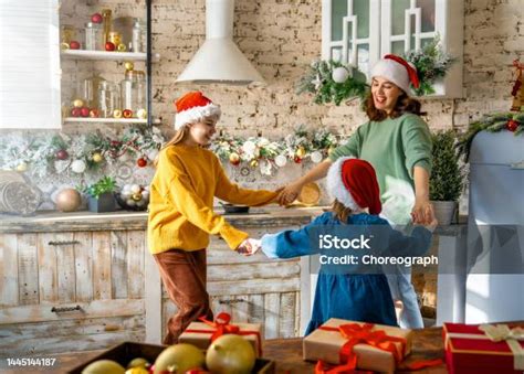 가족 크리스마스를 위한 준비 12 13세에 대한 스톡 사진 및 기타 이미지 12 13세 35 39세 6 7 살 Istock