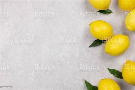 밝은 회색 콘크리트 배경에 잎이있는 신선한 레몬 비타민 C 개념 면역 방어 상단 보기 공간을 복사합니다 0명에 대한 스톡 사진 및 기타 이미지 Istock