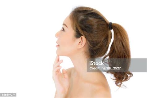 아름 다운 소녀 메이크업 여자와 스킨 케어 화장품 개념 매력적인 흰색 배경에 고립 된 얼굴에 아름다움 아시아 소녀 건강한 생활방식에 대한 스톡 사진 및 기타 이미지 Istock