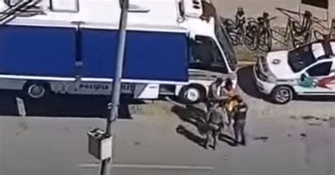 VÍDEO Policial militar salva vida de bebê engasgado em Itajaí