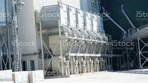 분기 시스템의 아연 도금 파이프는 건물의 지붕에 설치됩니다 환기 급기관에 대한 스톡 사진 및 기타 이미지 급기관 지붕