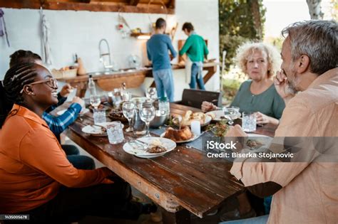 가족 및 친구들과 함께 야외 디너 파티를 즐기는 다양한 사람들 사교모임에 대한 스톡 사진 및 기타 이미지 사교모임 중장년 35 39세 Istock