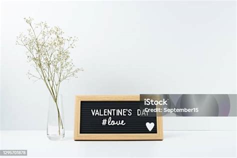 흰색 배경에 투명 한 꽃병에 마른 꽃의 프레임에 비문 발렌타인 데이 공간을 복사하고 모의합니다 0명에 대한 스톡 사진 및 기타 이미지 Istock