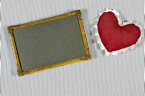 빈 황금 그림 또는 사진 프레임 모형 발렌타인 데이 또는 여성의 날 심장 장난감 라인 배경 0명에 대한 스톡 사진 및 기타 이미지 0명 개념 개념과 주제 Istock