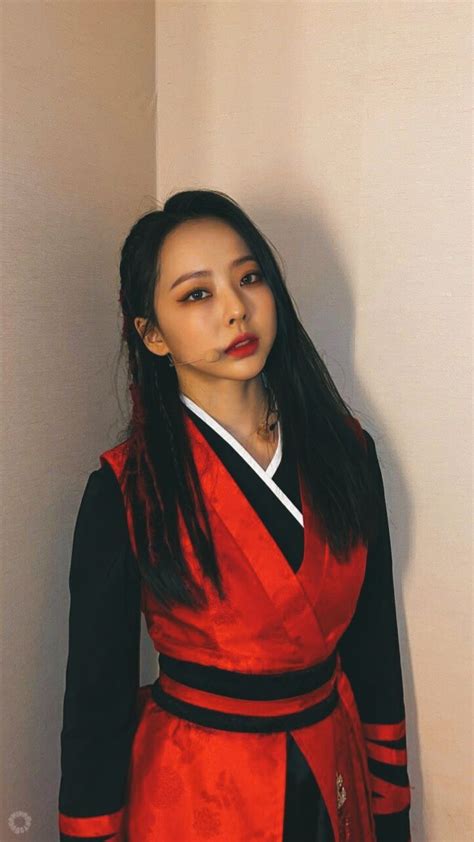 ViVi LOONA PTT Queendom Insta Crop Wallpaper