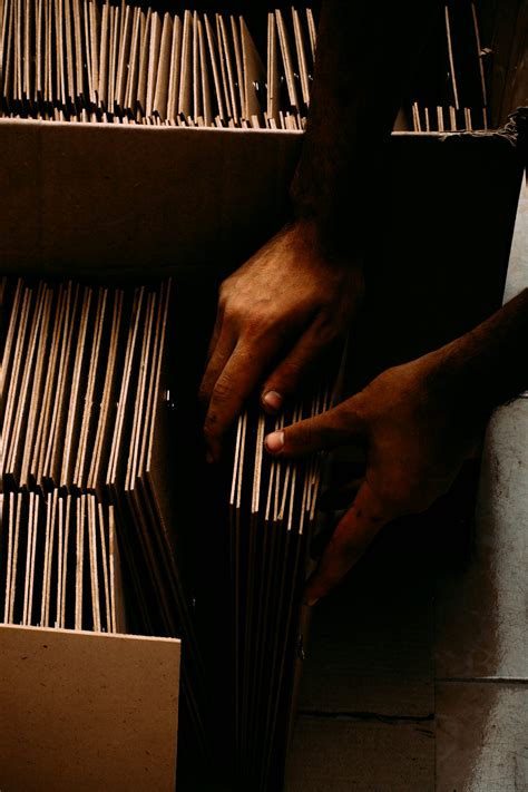 와이어를 들고 있는 한 쌍의 손 사진 Unsplash의 무료 사업 이미지