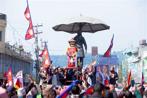 पोखराको पृथ्वीचोकमा लखन थापाको शालिकसँगै पृथ्वीनारायणको तस्बिर