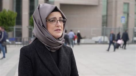 صفعة قوية خديجة جنكيز بصورة من أمام السفارة السعودية بأمريكا بعد