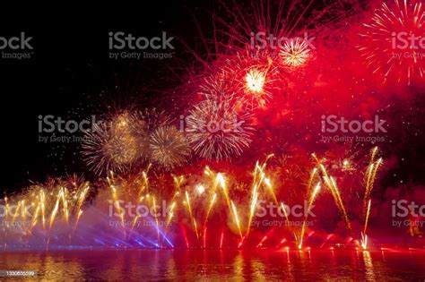 물에 아름다운 반사와 어두운 하늘에서 축제 다채로운 불꽃 놀이와 조명 홀리데이 스칼렛 세일즈 4에 대한 스톡 사진 및 기타