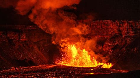 Kilauea Volcano Erupts On Hawaii Island Drawing Crowds For The Holidays