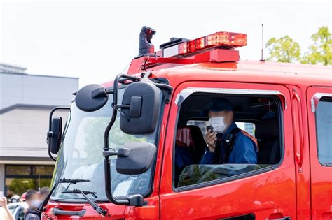 緊急車両が来たらどうする 一般道路と高速道路の違いにも要注意！（webヤングマシン） 自動車情報・ニュース Carview