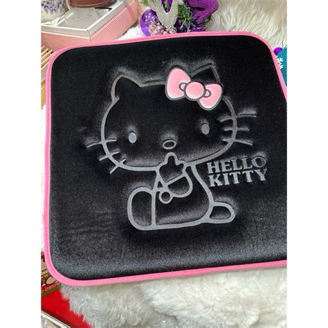 日本進口hello Kitty黑絲絨海綿立體圖騰壓製坐墊 蝦皮購物