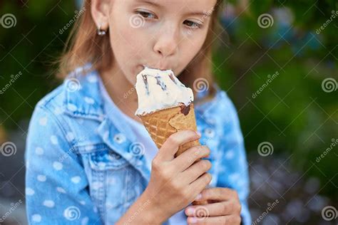 Linda Chica Lamiendo Y Comiendo Helado Italiano Mientras Descansa En El