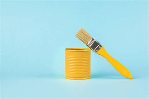 밝은 파란색 배경에 브러시와 노란색 금속 항아리 텍스트의 장소입니다 추세 색상 개념에 대한 스톡 사진 및 기타 이미지 개념